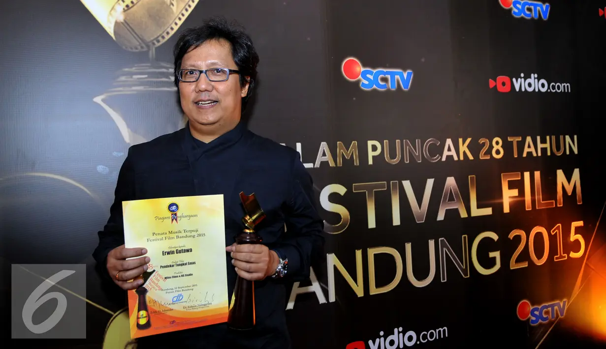 Inilah Senyum Para Pemenang Festival Film Bandung 2015 - Foto Liputan6.com
