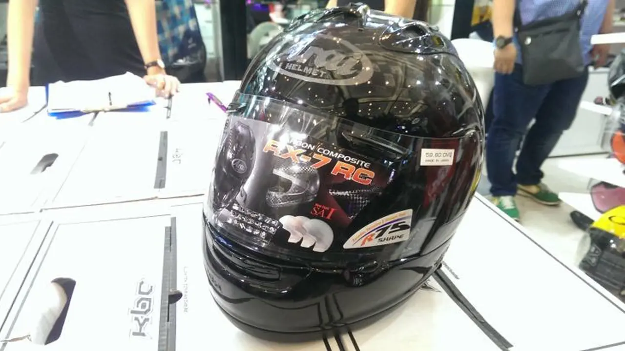 Arai RX-7 RC Jadi Helm Termahal di IMOS 2016, Berapa Harganya ...
