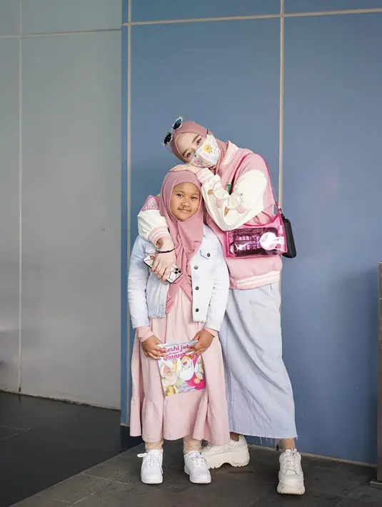 Gaya Modis Inara Rusli Istri Virgoun, Tetap Memesona dengan Wajah ...