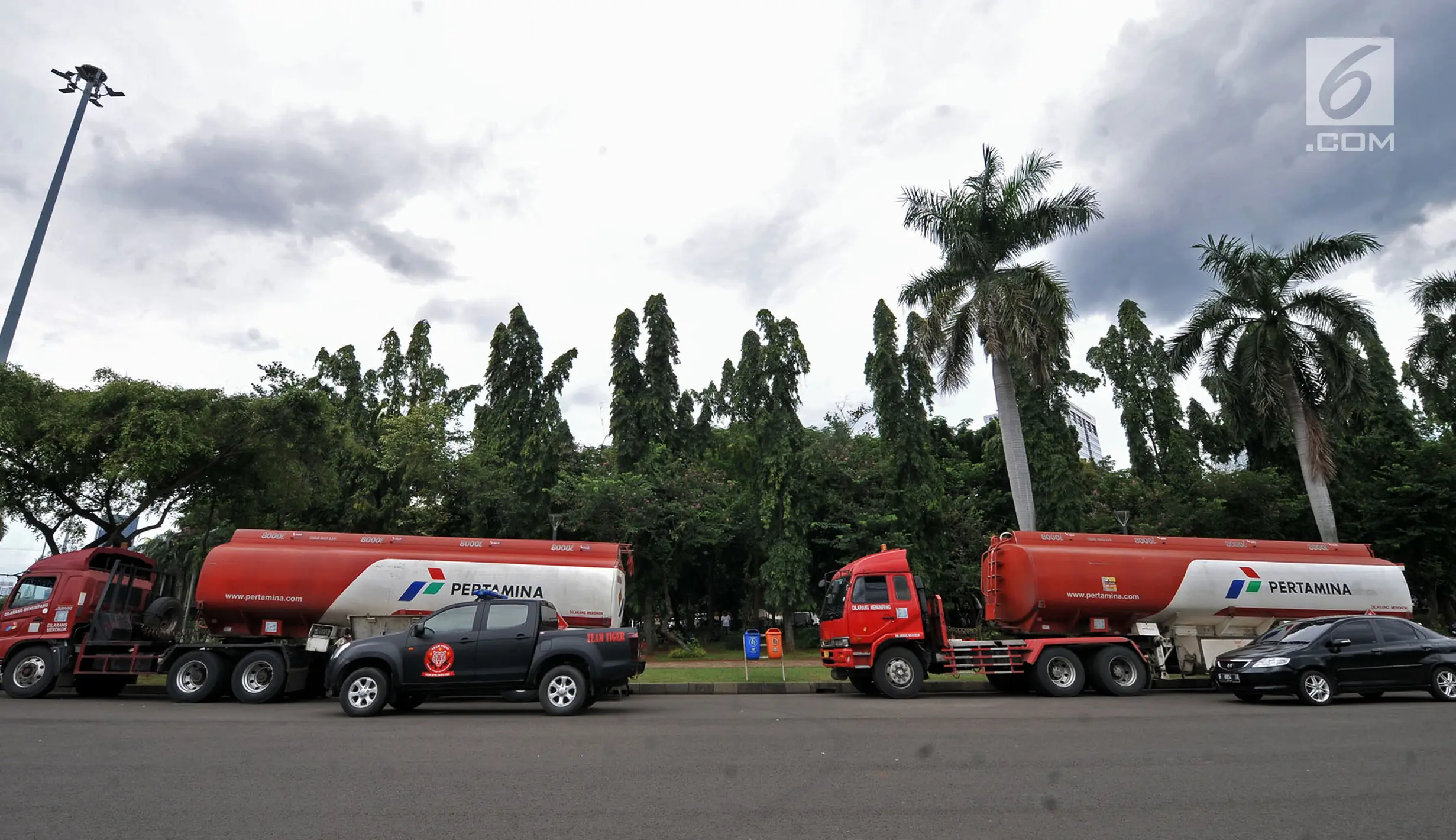 FOTO: Kondisi Dua Truk Tangki Pertamina Pasca Dibajak Pendemo - Foto Liputan6.com