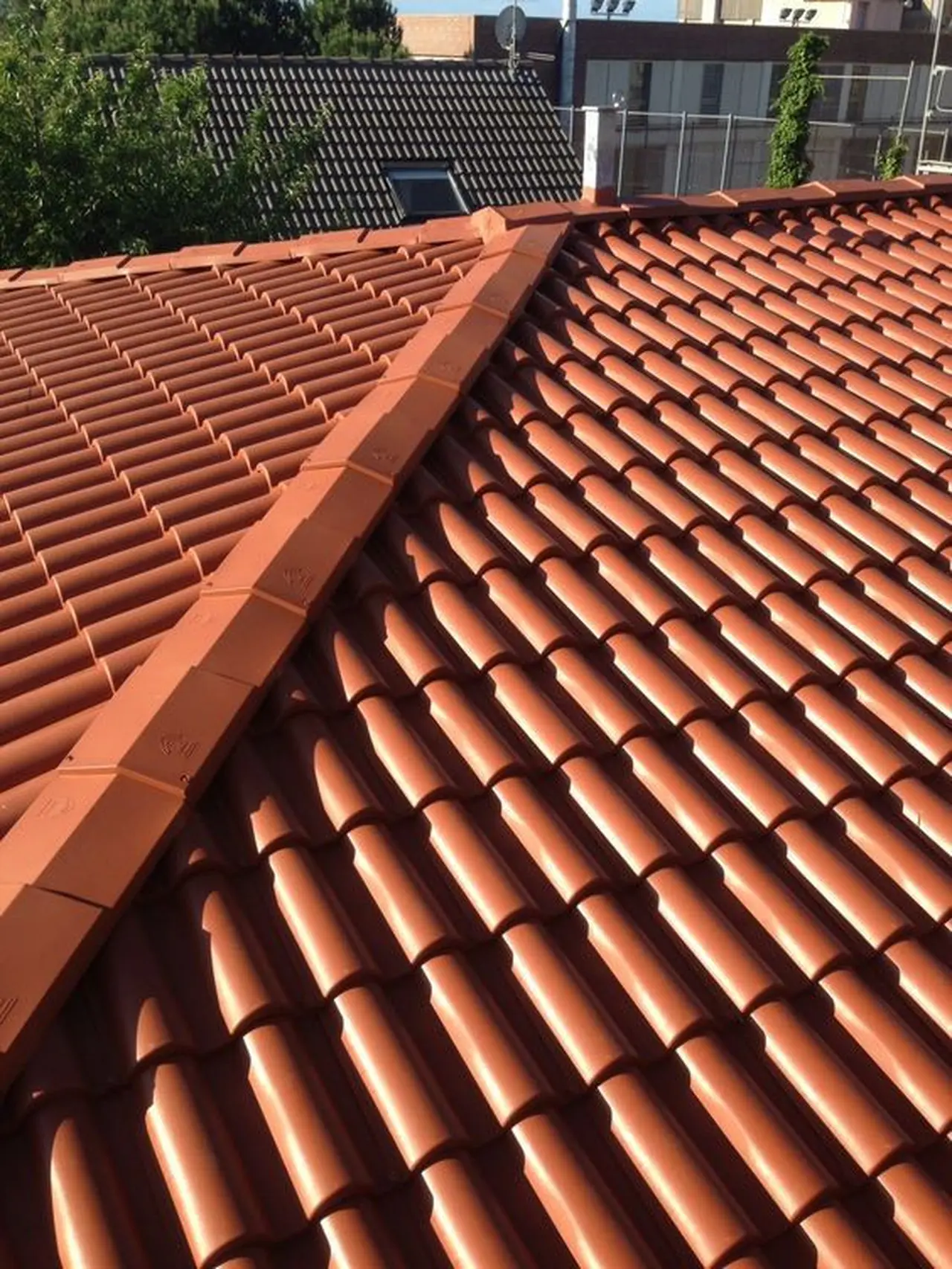 7 Rekomendasi Jenis Atap Rumah yang Bawa Nuansa Dingin, Hunian Jadi ...