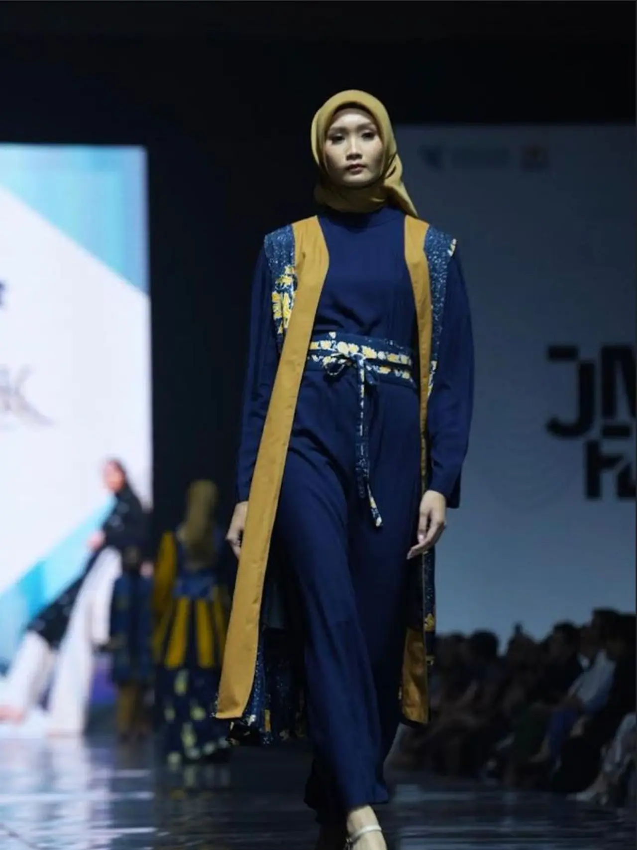 API Riau Berkolaborasi dengan APR Tampilkan Koleksi Wastra Batik Riau ...