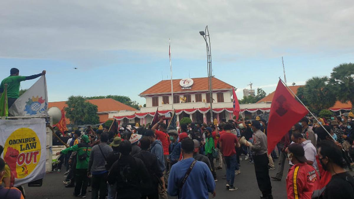 Buruh Bakal Gelar Demo Terkait UMP dan UU Cipta Kerja di Surabaya ...