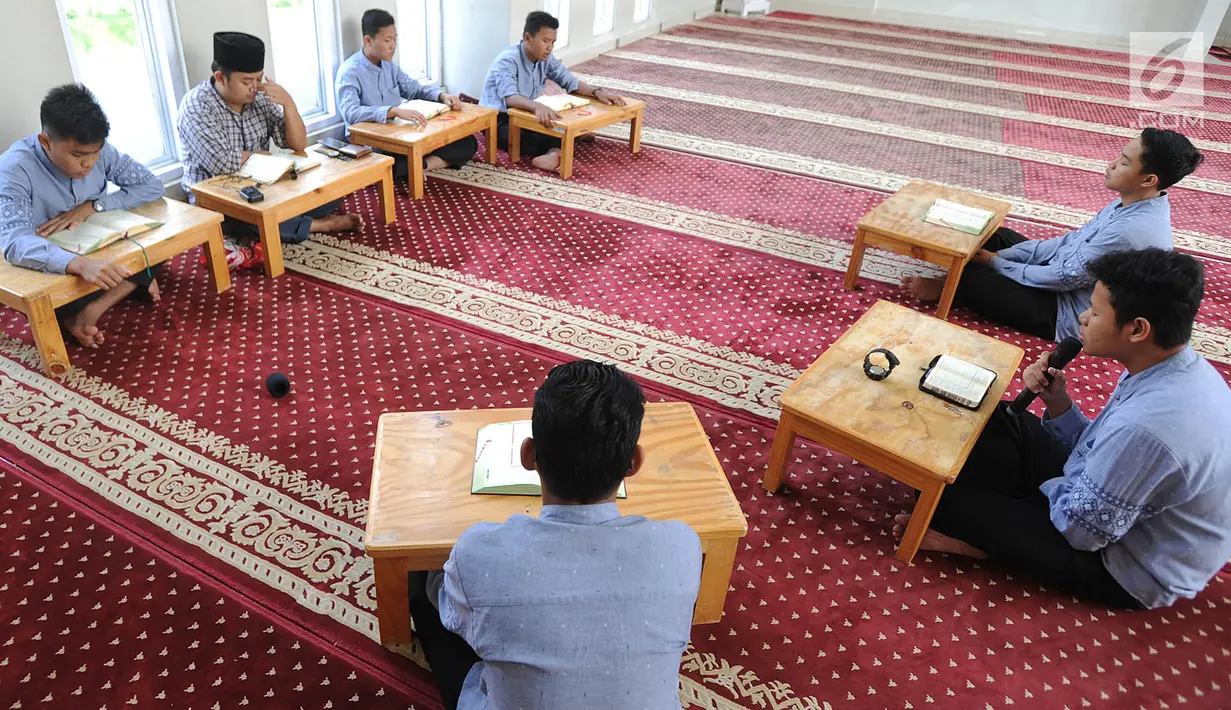 FOTO: Ramadan, Momentum Tadarus Alquran di Masjid - Foto Liputan6.com