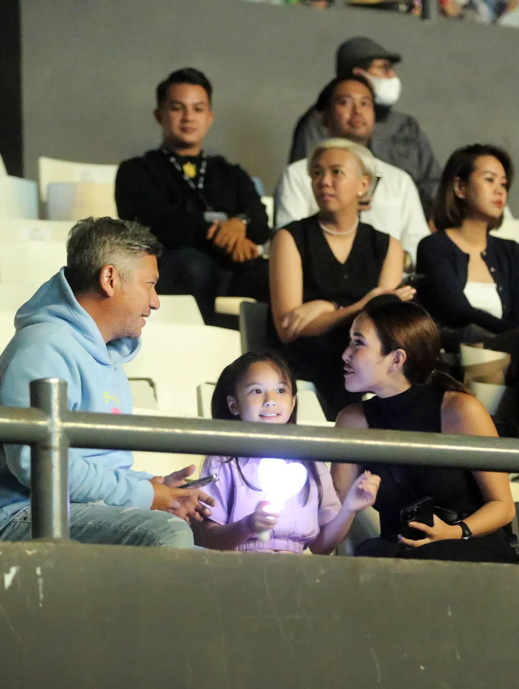 6 Potret Keseruan Gading Marten, Gempita dan Gisella Anastasia di Konser Yura Yunita, Hangat dan ...