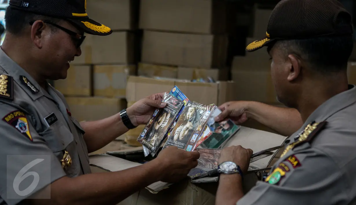 Ribuan Keping VCD dan DVD Bajakan Diamankan Saat Razia di Glodok - Foto ...