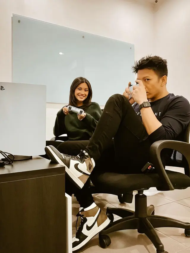 6 Potret Kebersamaan Ariel NOAH dan Naura Hakim, Tampil Mesra - Hot Liputan6.com