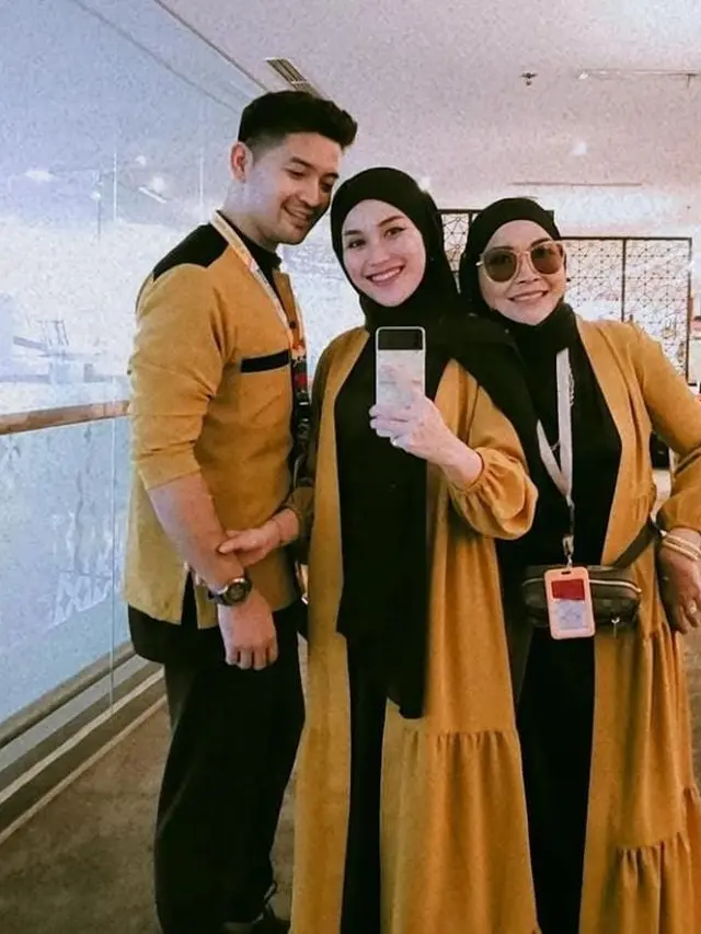Umrah Bareng Keluarga, Intip 9 Potret Ayu Ting Ting yang Cantik Berhijab - Entertainment Fimela.com