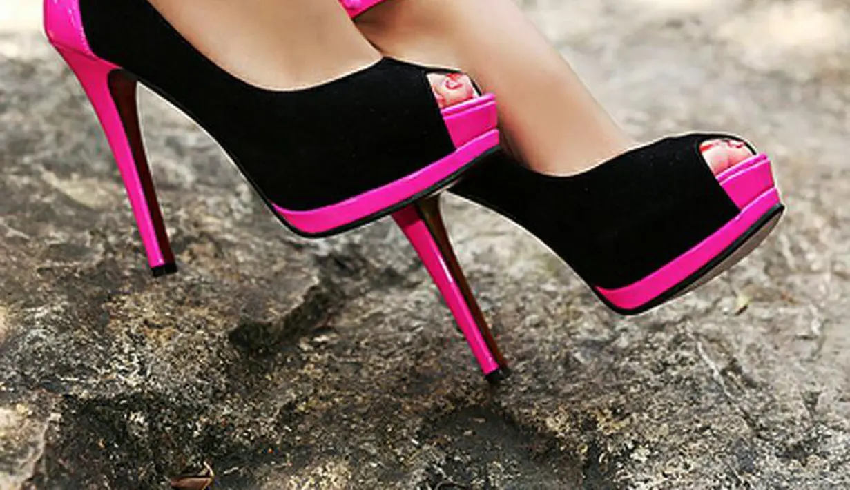 Sepatu Neon Pink Ini Bakal Jadi Hits di Akhir Tahun - Photo Fimela.com