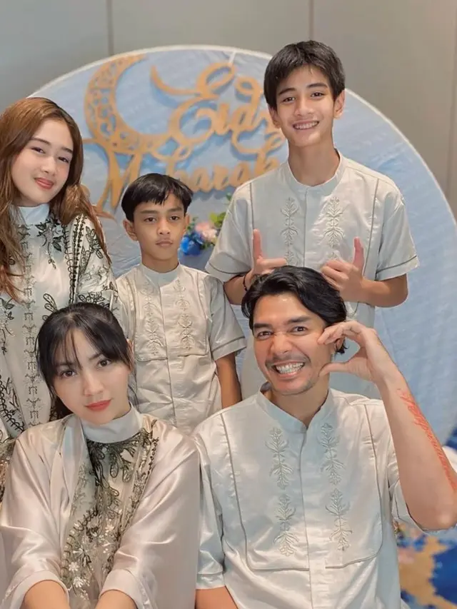 7 Potret Regas Anak Hesti Purwadinata Terjun Jadi Komedian, Sama-Sama ...