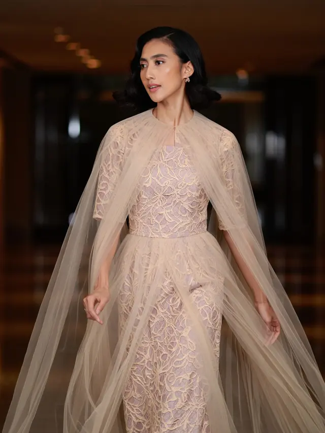 11 Inspirasi Model Baju Brokat Terusan untuk Usia 30-an, Menawan di ...