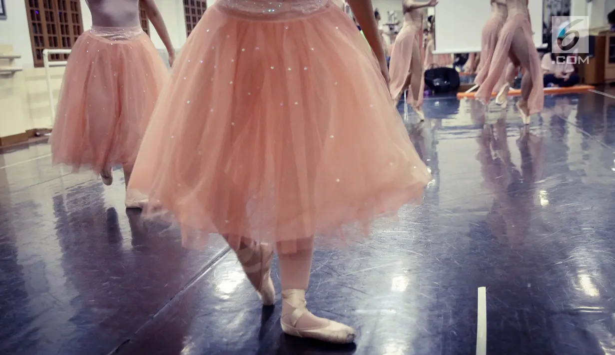 FOTO: Potret di Balik Layar Para Penari Balet Namarina - Foto Liputan6.com