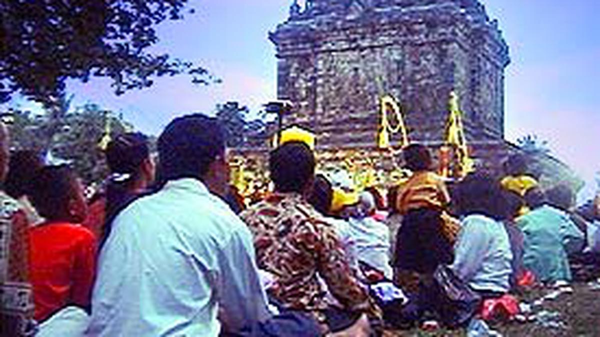 Hari Raya Asadha Diperingati di Candi Mendut - News Liputan6.com