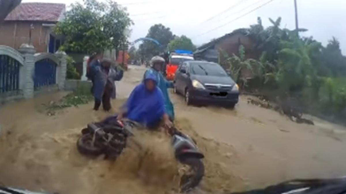Aksi Heroik Pengendara Mobil, Rela Bumper Lecet Demi Selamatkan Motor ...