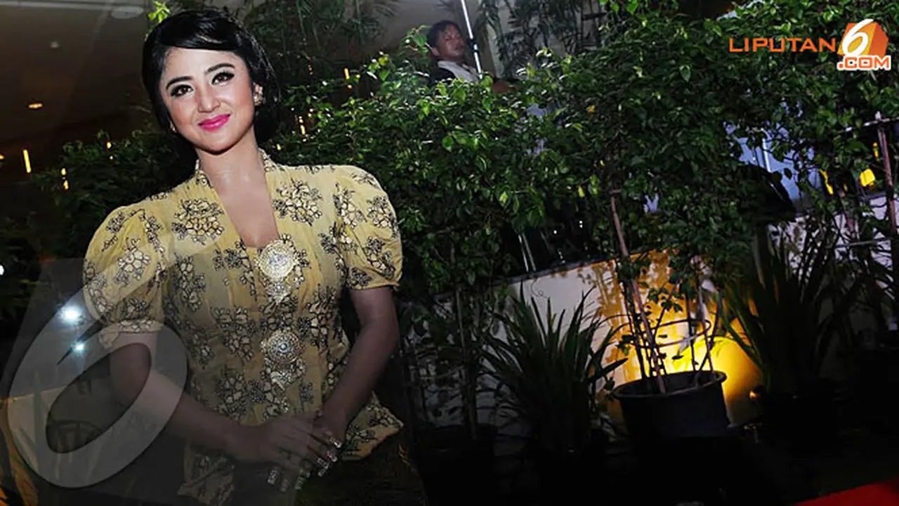 Dewi Perssik, Foto dan Video Syur Bikin Masyhur - ShowBiz Liputan6.com