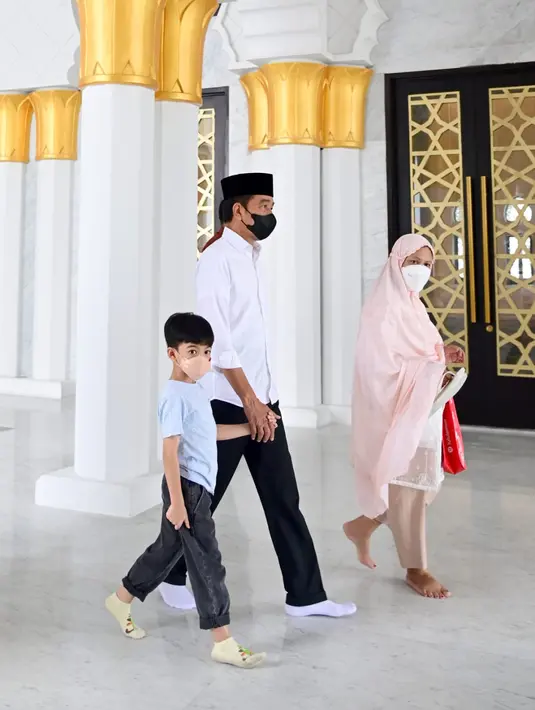 Bersama Iriana dan Jan Ethes, Jokowi Sholat Dhuha di Masjid Sheikh ...