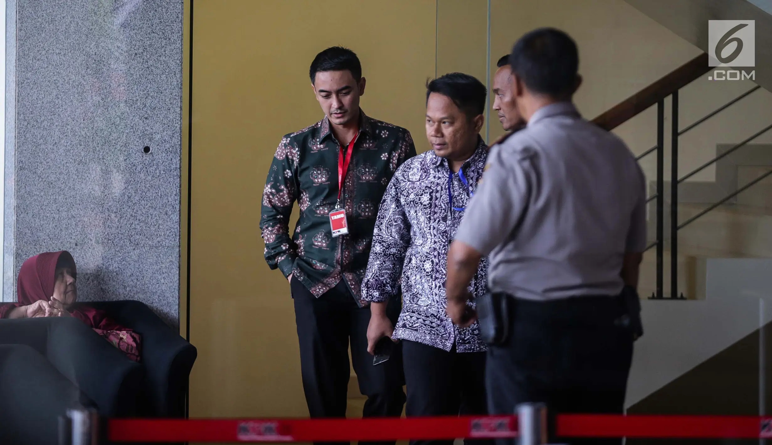 FOTO: Keluar dari Gedung KPK, Gubernur Zumi Zola Hanya Senyum - Foto Liputan6.com