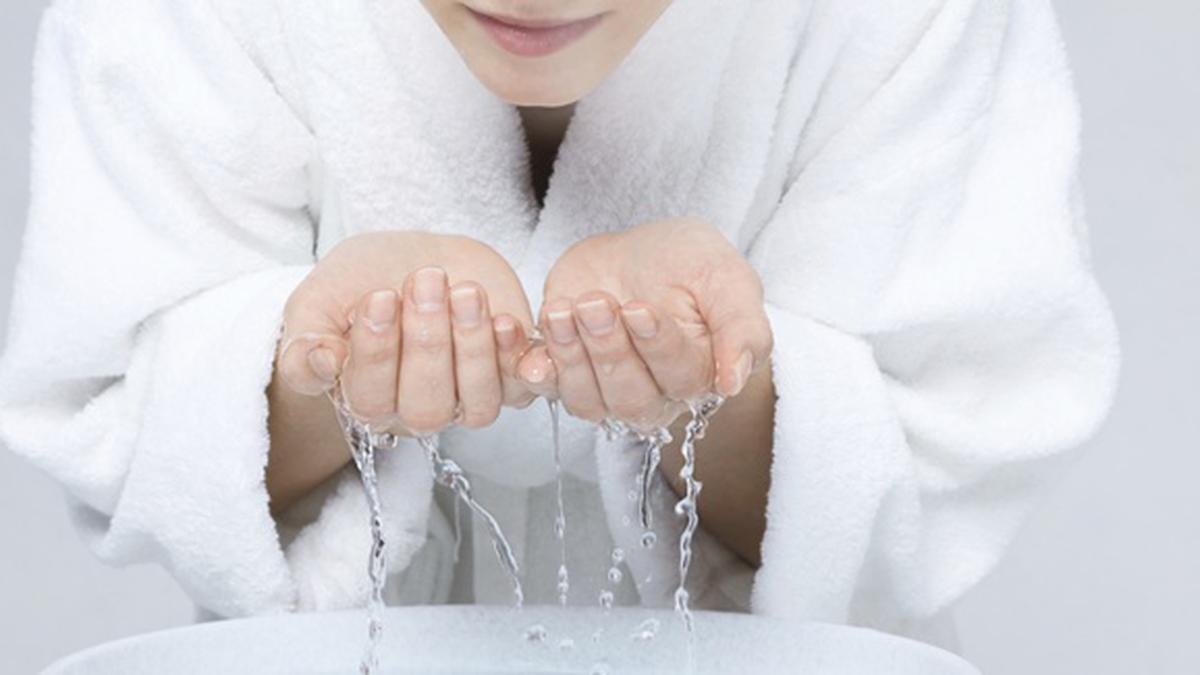 Alasan Penting Mengapa Kamu Wajib Bersihin Wajah Sebelum Tidur - Beauty ...