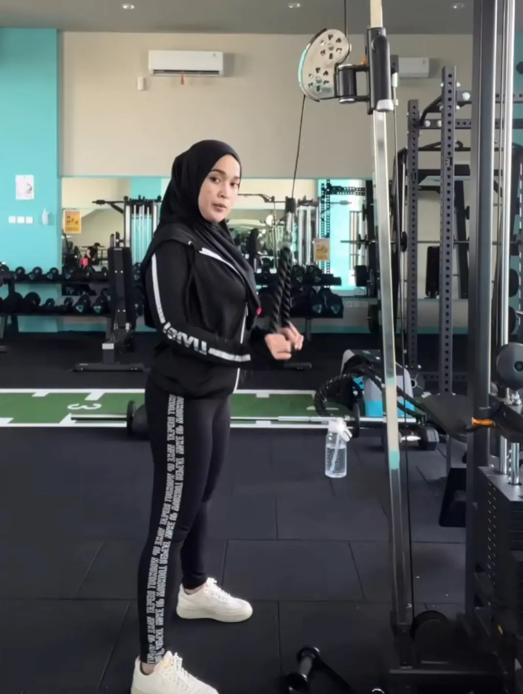 Jadi Rutinitas Baru, Ini Gaya Kece Ririe Fairus Saat Nge-gym - Foto ...