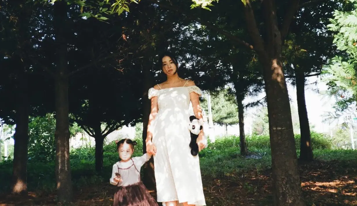 Kang Sora Akhirnya Ungkap Wajah Putri Pertamanya Setelah Melahirkan Anak Kedua - Page 1 - Foto ...