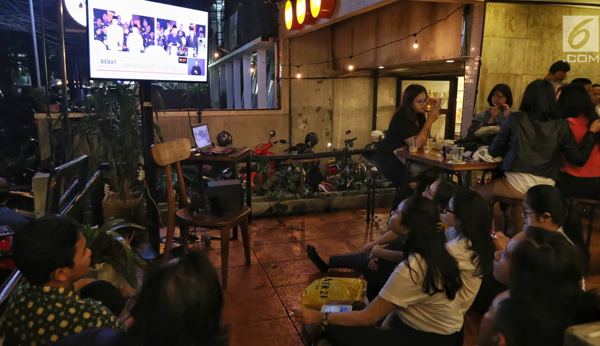 FOTO: Wajah Tegang Generasi Milenial Saat Nobar Debat Pilpres - Foto ...