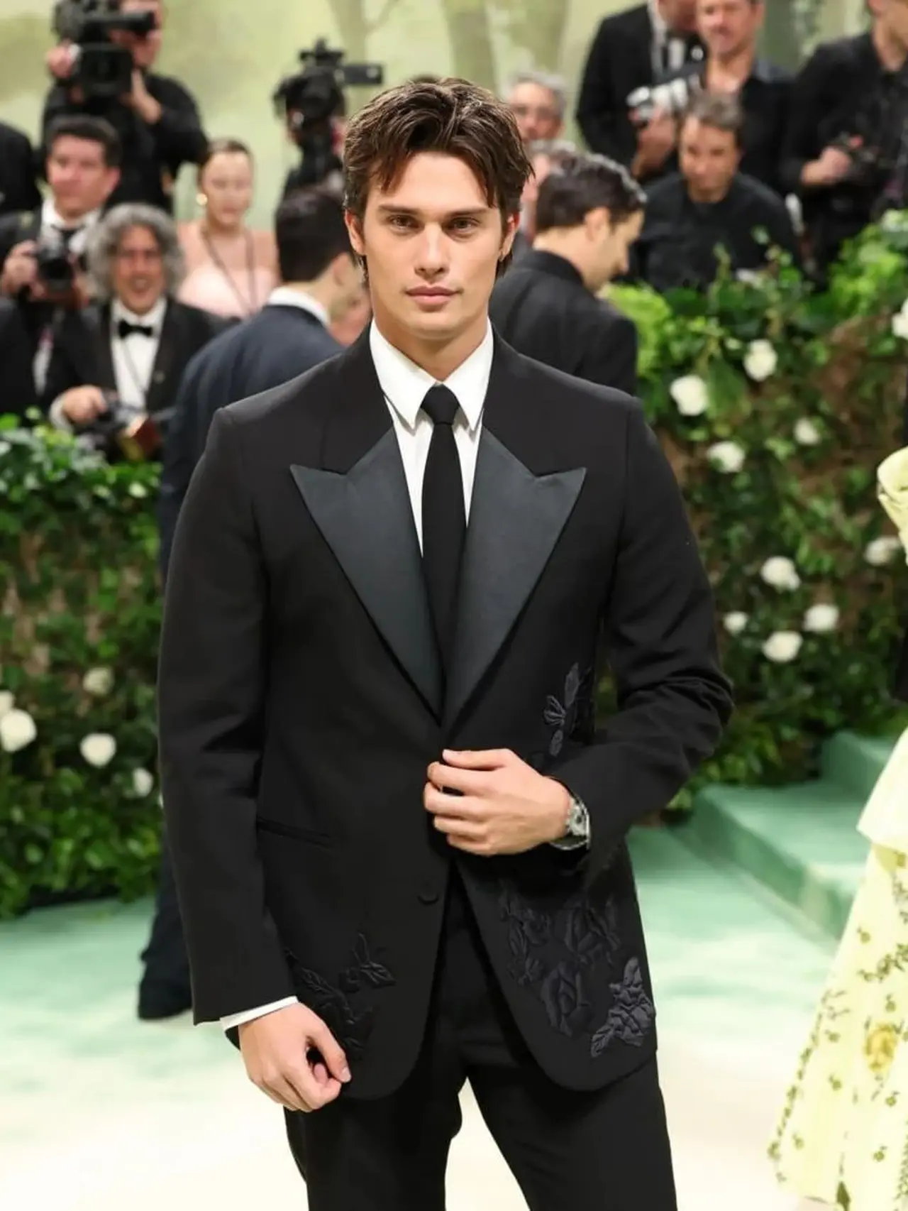 Nicholas Galitzine Hingga Shakira, Lihat Deretan Selebriti Populer yang ...