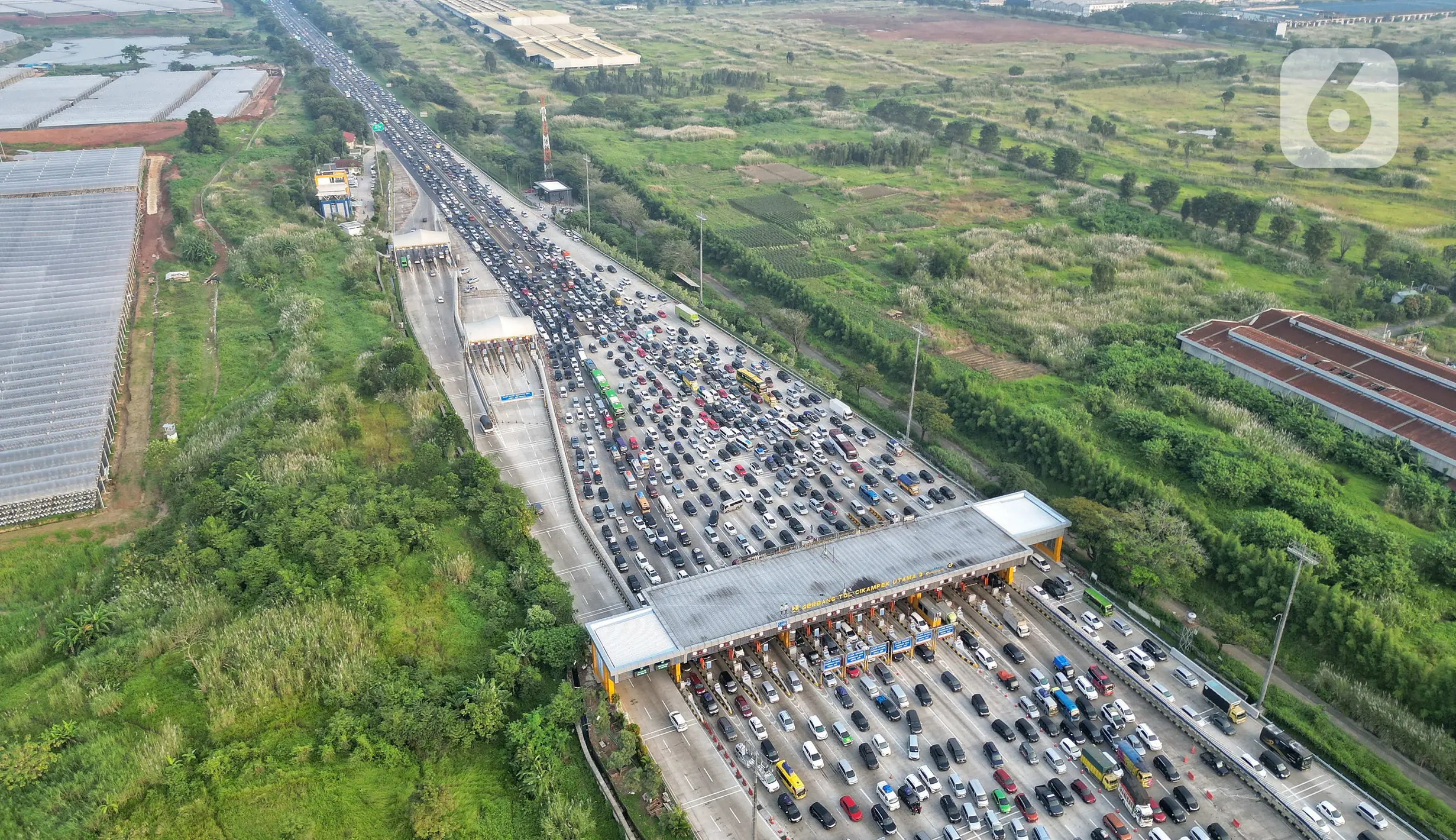 Foto Udara Antrean Kendaraan Pemudik di Gerbang Tol Cikampek - Foto ...