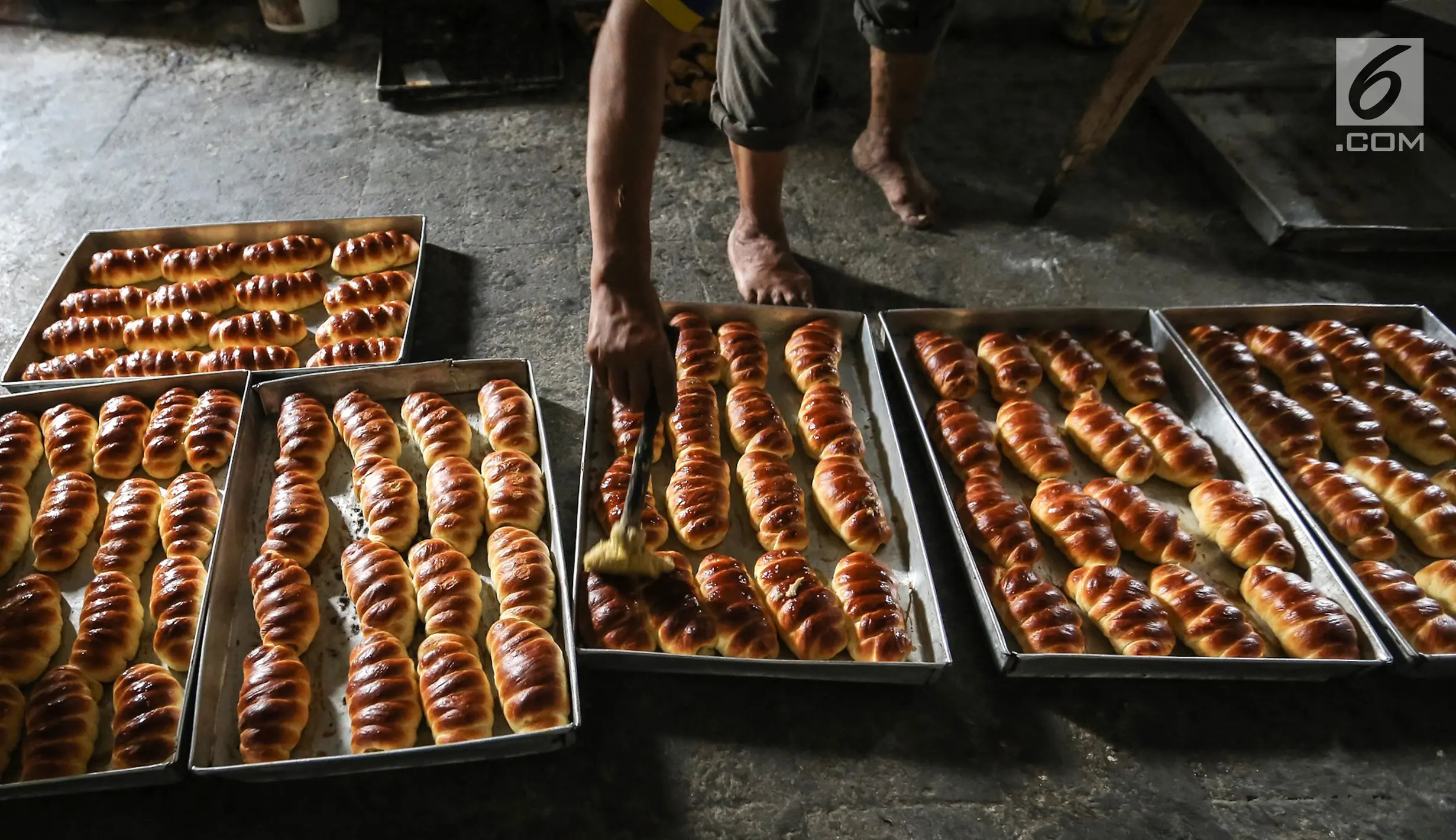 FOTO: Mengintip Produksi Roti GO Tertua di Indonesia - Foto Liputan6.com