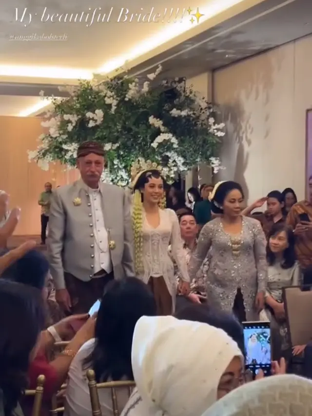 7 Potret Pernikahan Anggika Bolsterli dan Omar Bertema Jawa, Mahar Uang ...