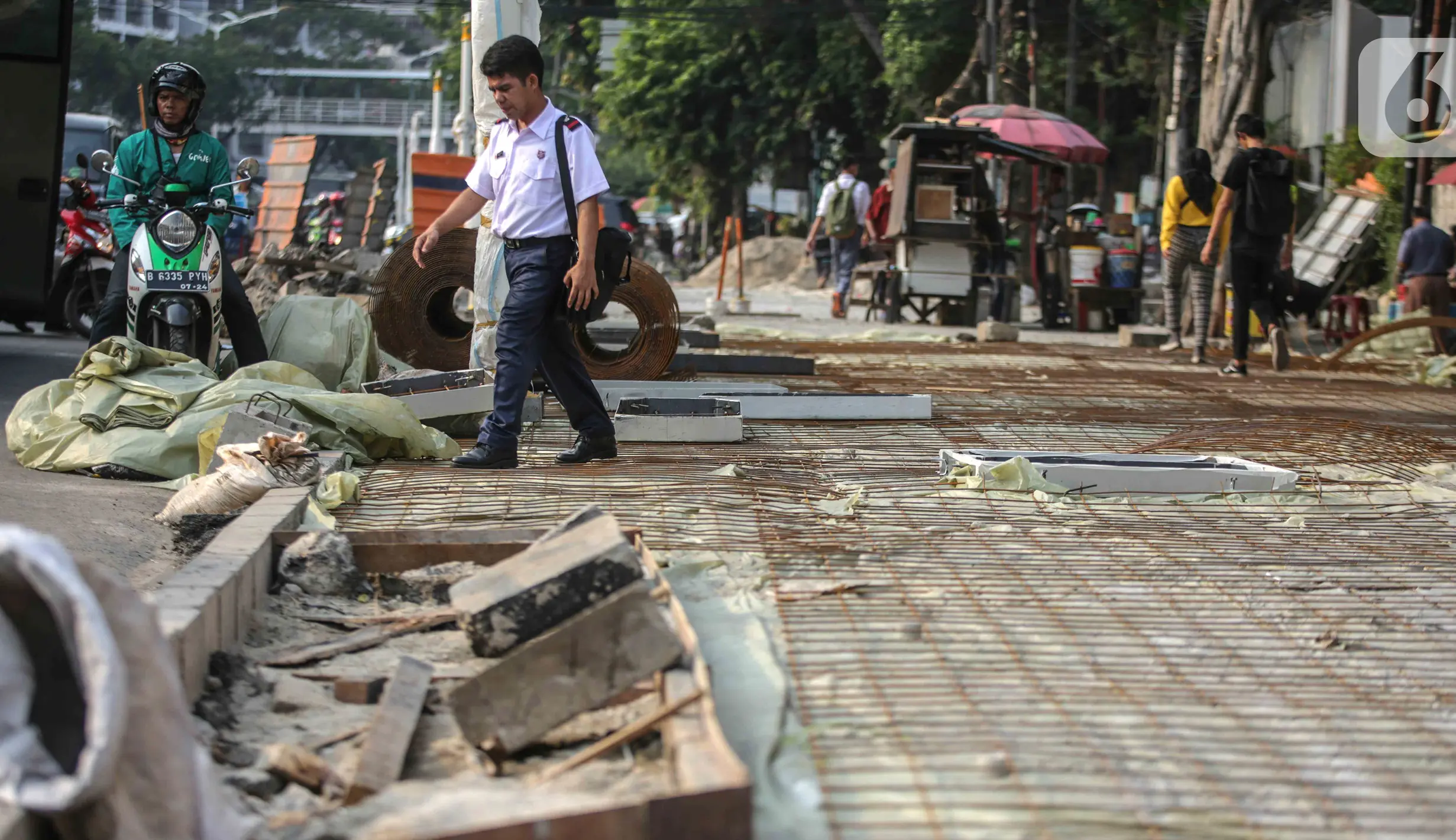 FOTO: Pengerjaan Revitalisasi Trotoar Minim Ruang Gerak - Foto Liputan6.com