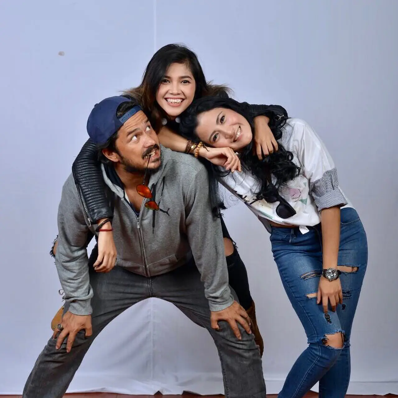 6 Potret Kedekatan Raya Kitty dengan Fathir Muchtar dan Fera Feriska ...