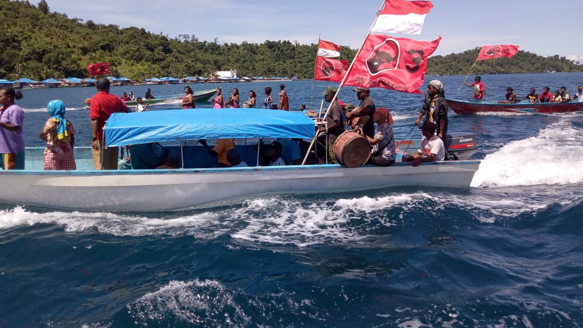 Parade Perahu dan Tarian Adat Sambut Kampanye Paslon A2 di Teluk ...