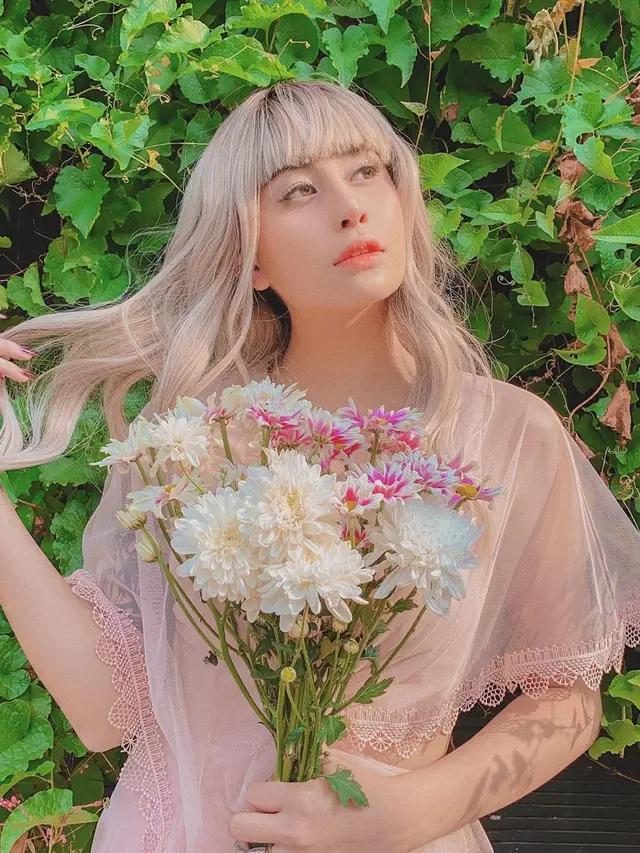 6 Transformasi Gaya Rambut Awkarin, Wig Hijau Curi Perhatian - Hot ...