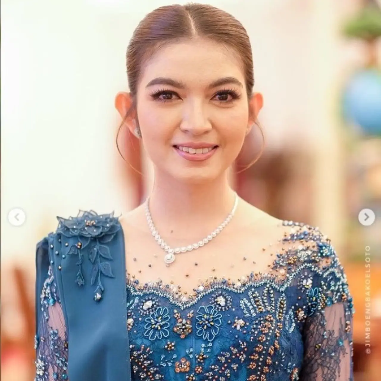 Pesona Selvi Ananda Berkebaya Biru Tosca di Upacara Penurunan Bendera ...