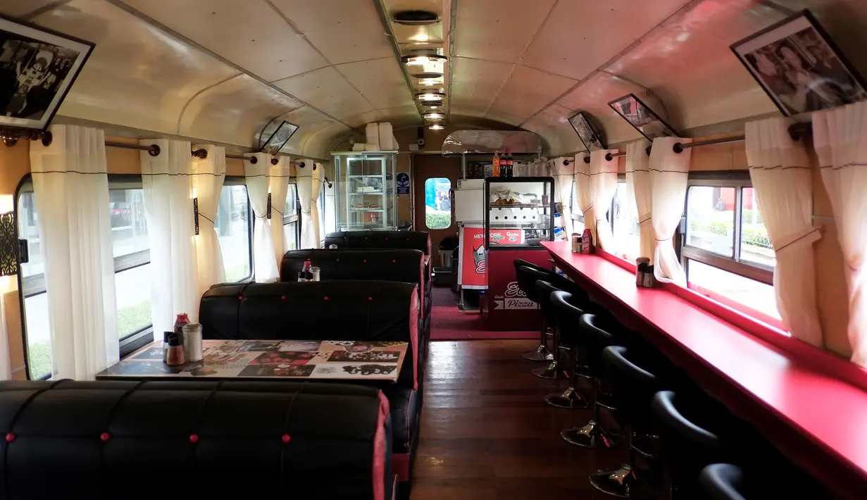 FOTO: Unik, Gerbong Kereta ini Diubah Jadi Kafe - Foto Liputan6.com