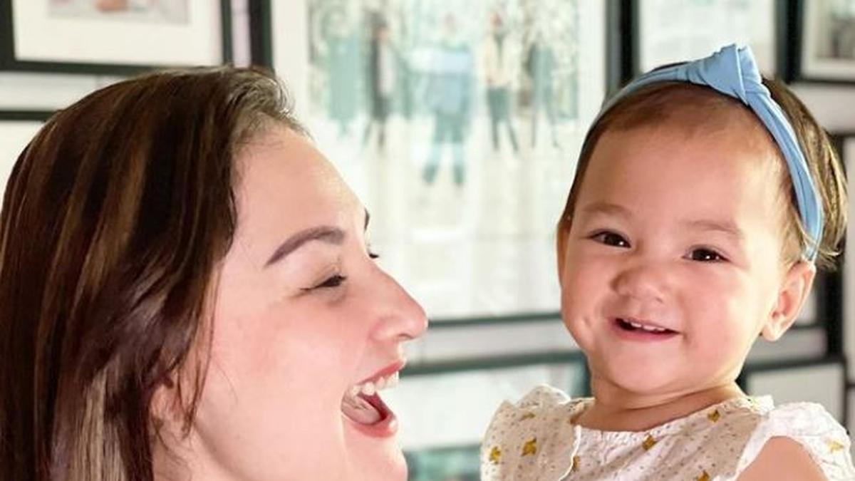 Lihat Gaya Anak Mona Ratuliu saat Diberikan ASI Bikin Mata Widi Mulia ...