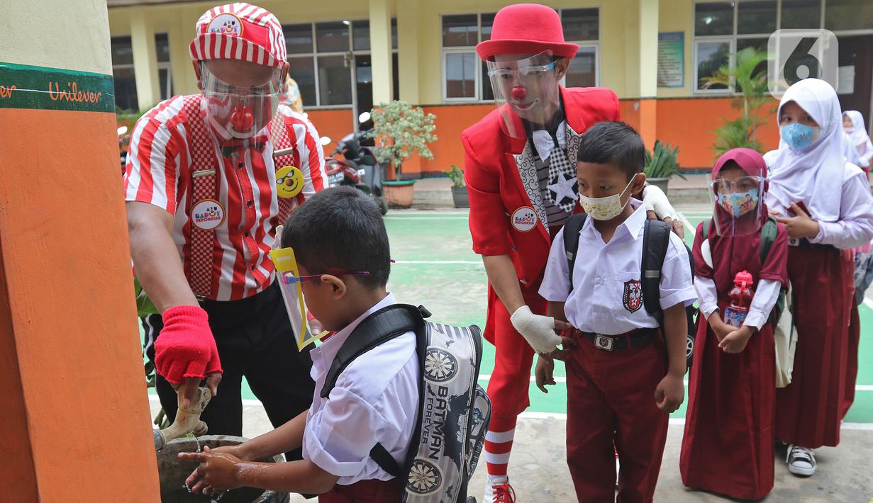 FOTO: Aksi Badut Kampanyekan Pakai Masker untuk Siswa Sekolah - Foto ...