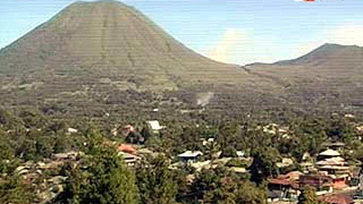 Gunung Lokon Masih Awas