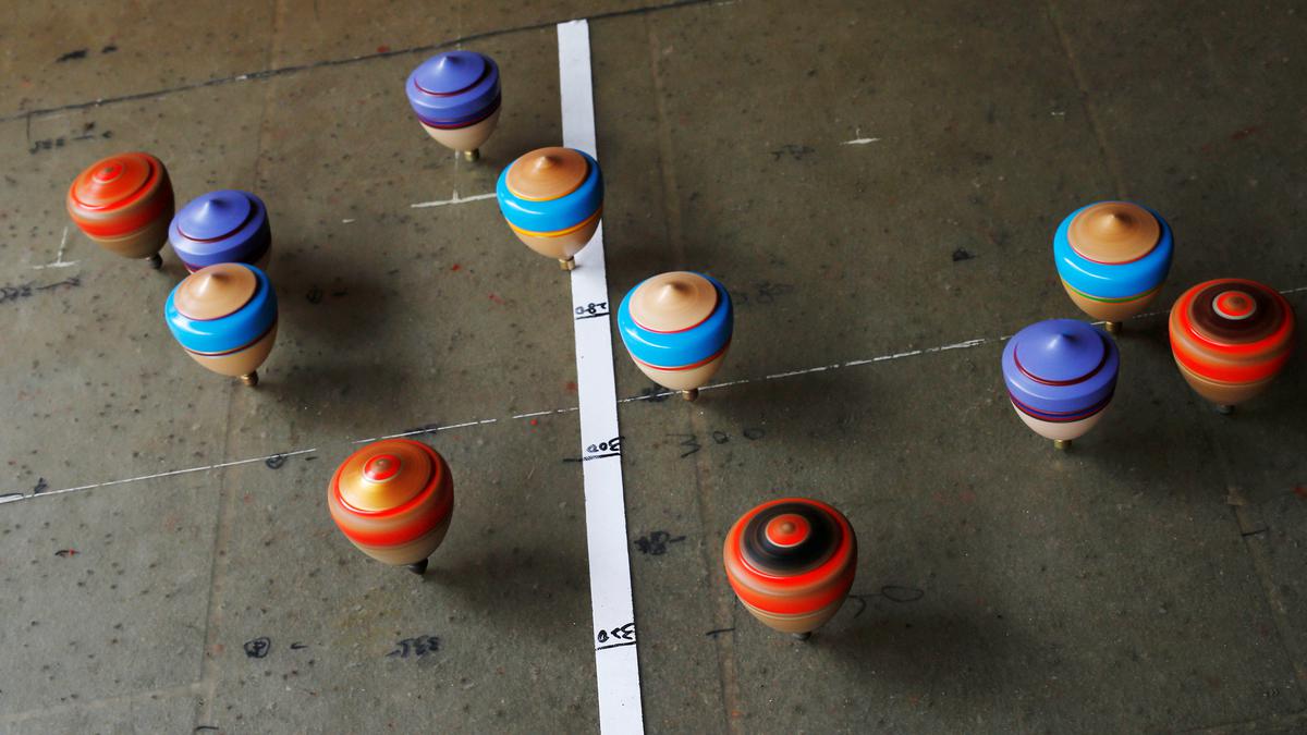 Turis Asing Terpesona Putaran Gasing Bali Utara - Regional Liputan6.com