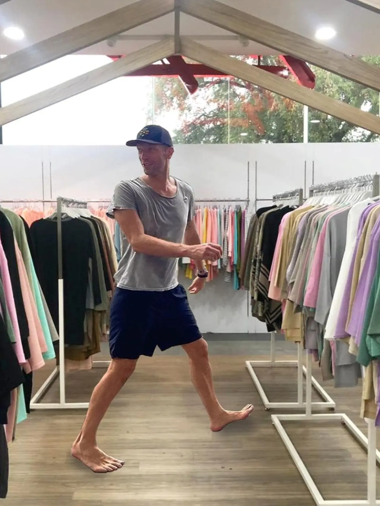 8 Editan Chris Martin Coldplay Nyeker di Jakarta Ini Kocak, Awas Nabrak ...