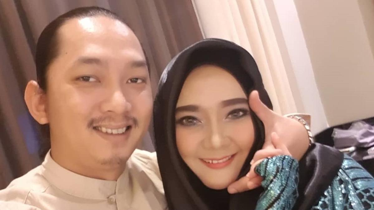 6 Momen Mesra Sulis 'Cinta Rasul' dan Sang Suami, Selalu Romantis