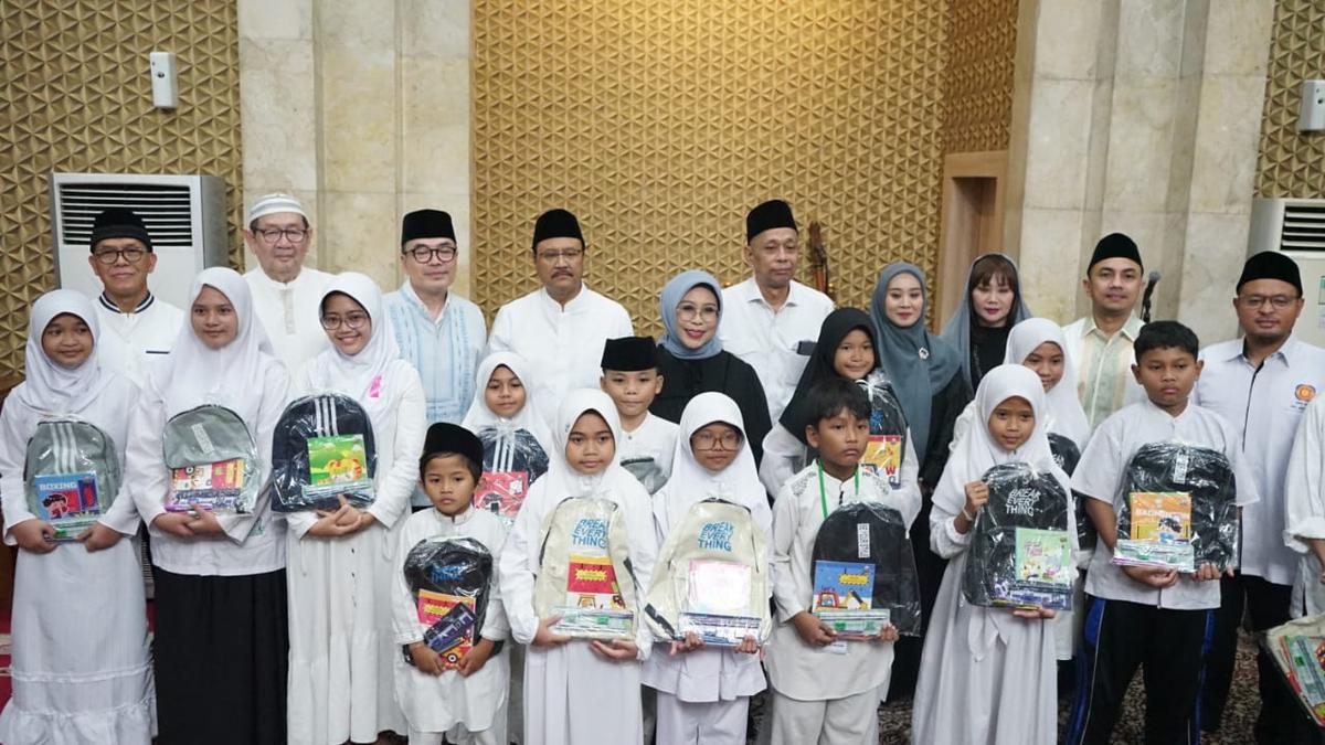 Kemensos dan Forum CSR Indonesia Kolaborasi Berikan Santunan kepada 1. ...