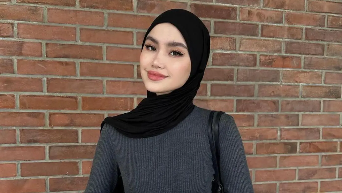 Model Kerudung Pashmina ala Sashfir yang Bikin Penampilan Terlihat Elegan - Fashion Fimela.com