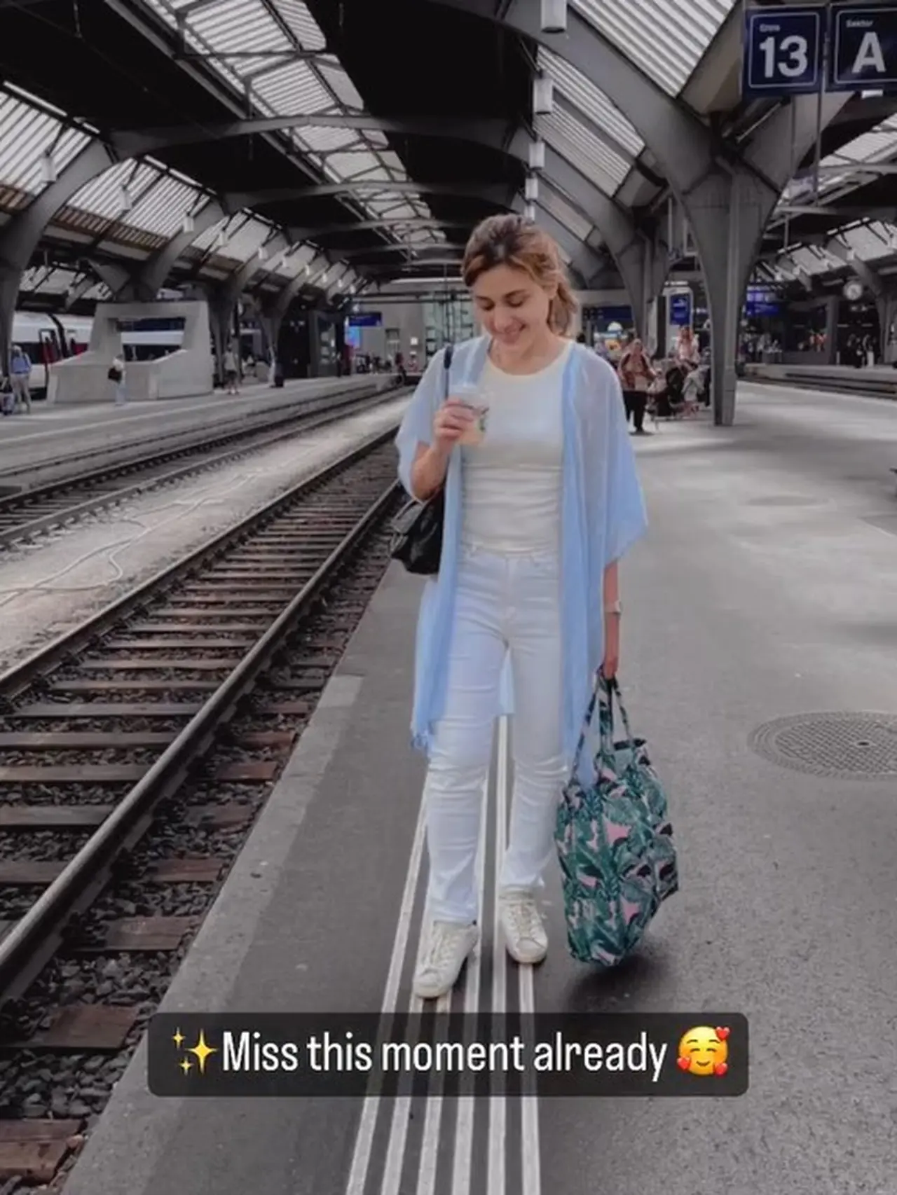 Potret Samanta Elsener Adik Darius Sinathrya dengan Busana Putih, Curi ...