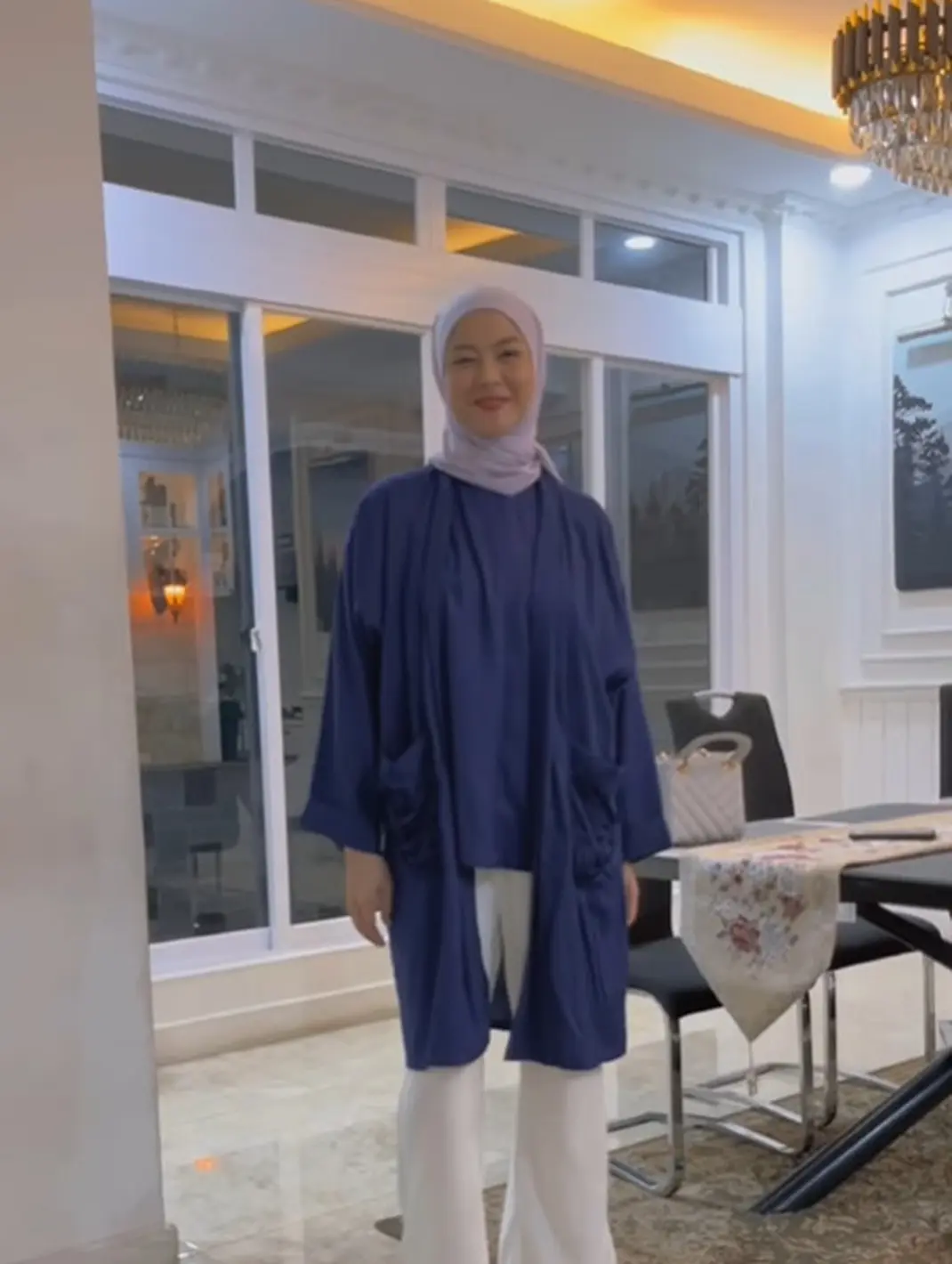 6 OOTD Hijab ala Revalina S Temat, Inspirasi Tampil Simpel dan Elegan - Photo Fimela.com