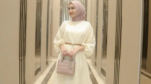 4 Model Gamis Simple dan Mewah Untuk Lebaran, dari Dian Pelangi hingga Melody Prima - Fashion ...