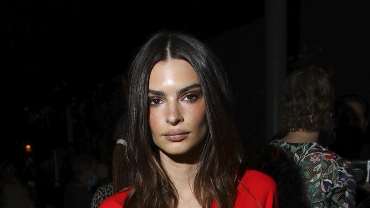 5 Tips Skincare dari Emily Ratajkowski si Model Kelas Dunia