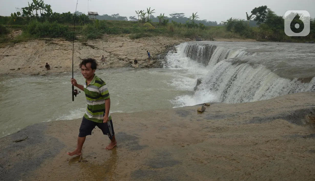 FOTO: Mengisi Waktu dengan Memancing Ikan di Sungai Cileungsi - Foto ...