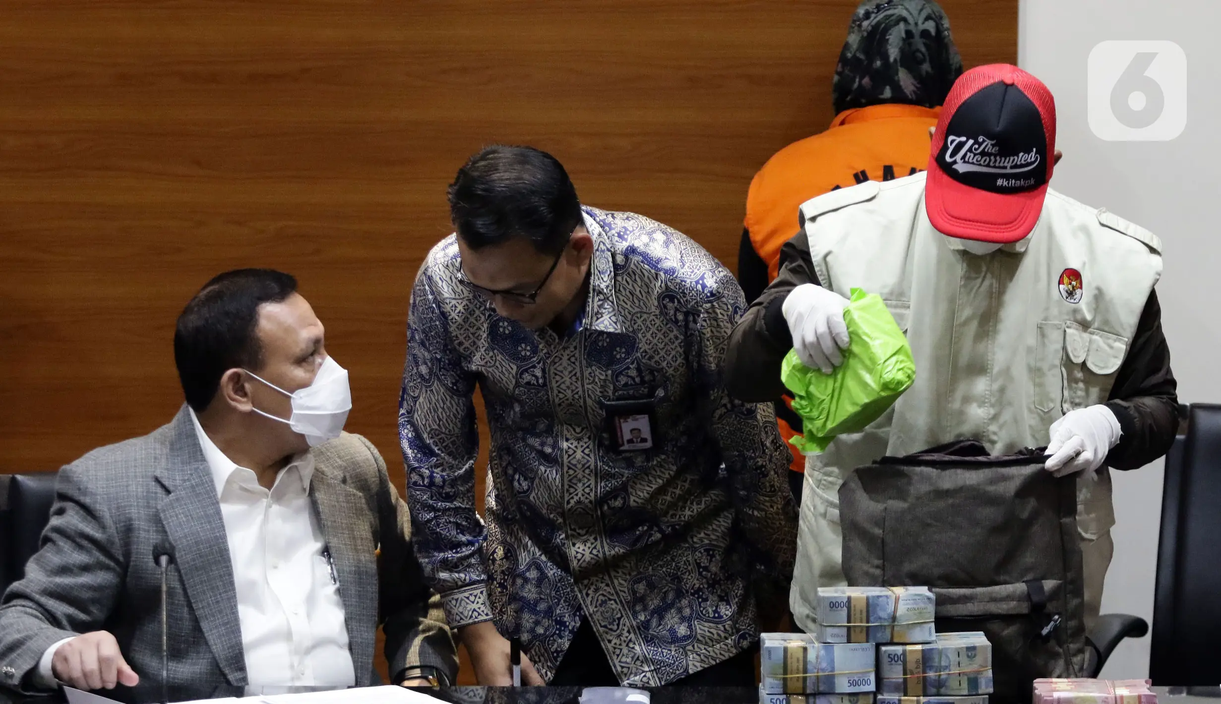 FOTO: Tumpukan Uang Barang Bukti Penangkapan dan Penahanan Bupati Bogor ...