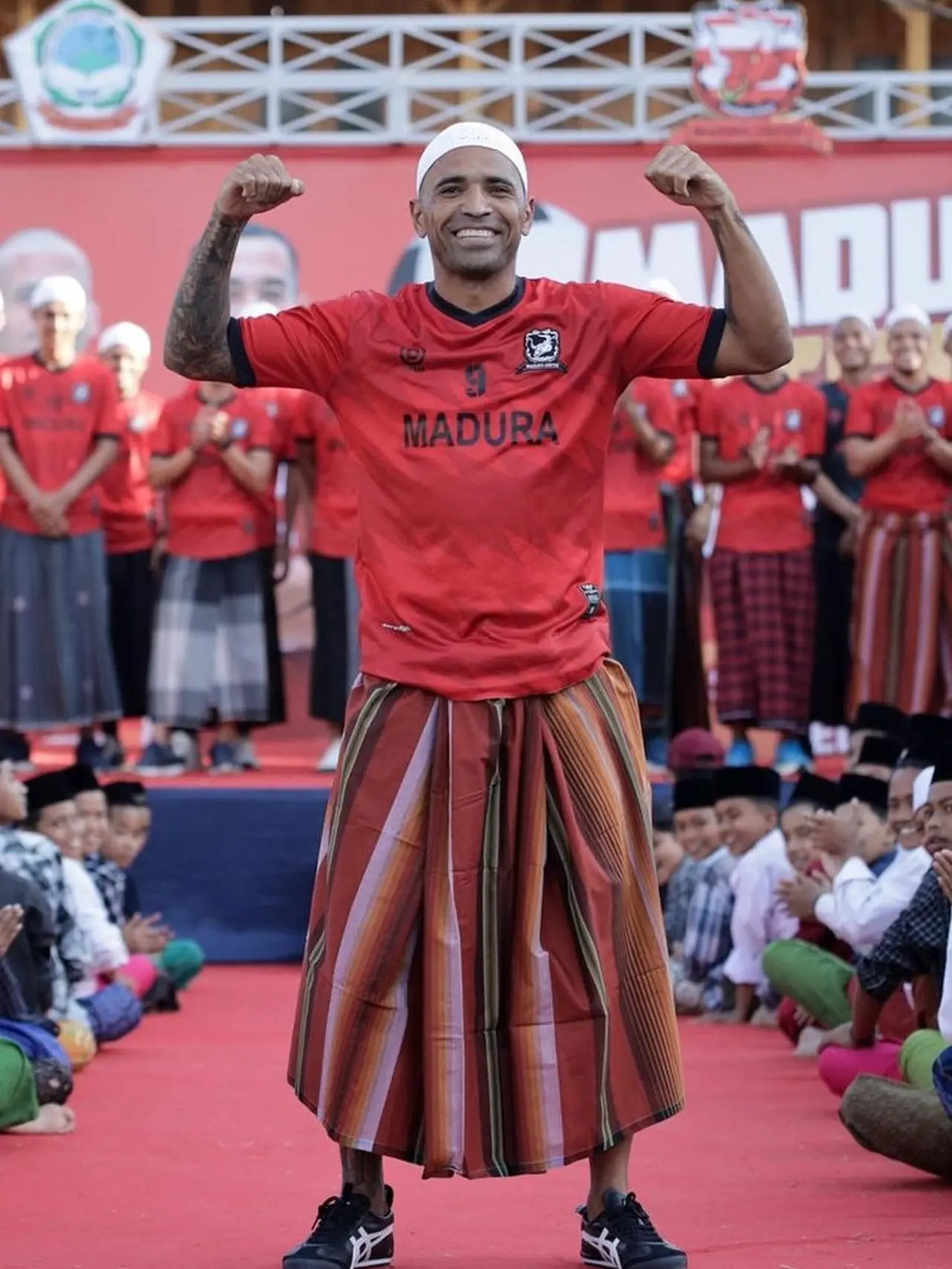 Launching Tim di Pondok Pesantren, Pemain Madura United Pakai Sarung serta Peci Putih ...